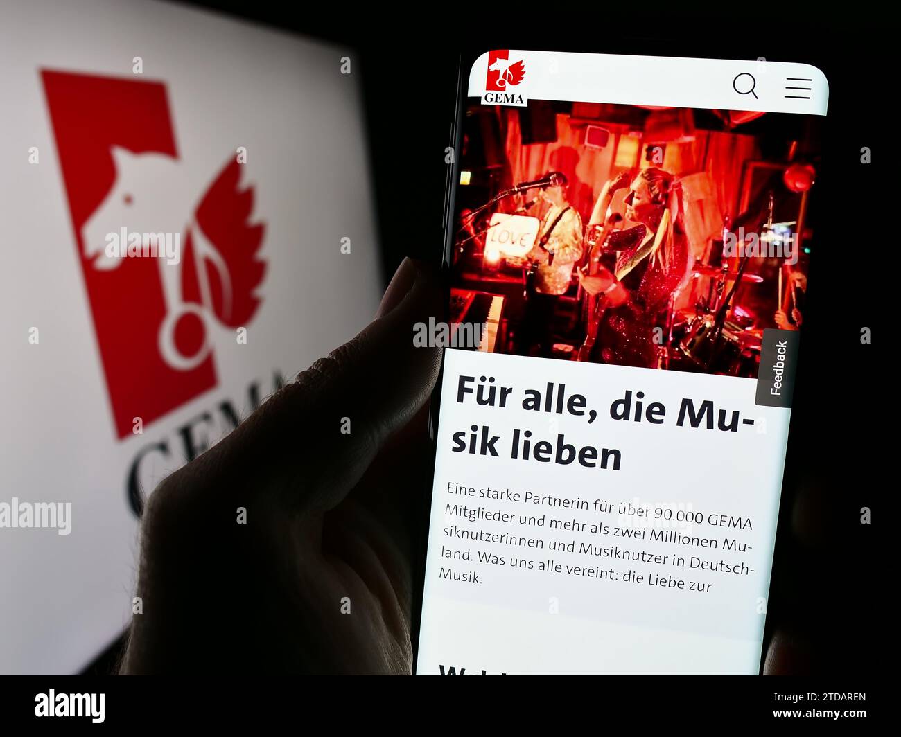 Persona che possiede uno smartphone con la pagina web della società di ...