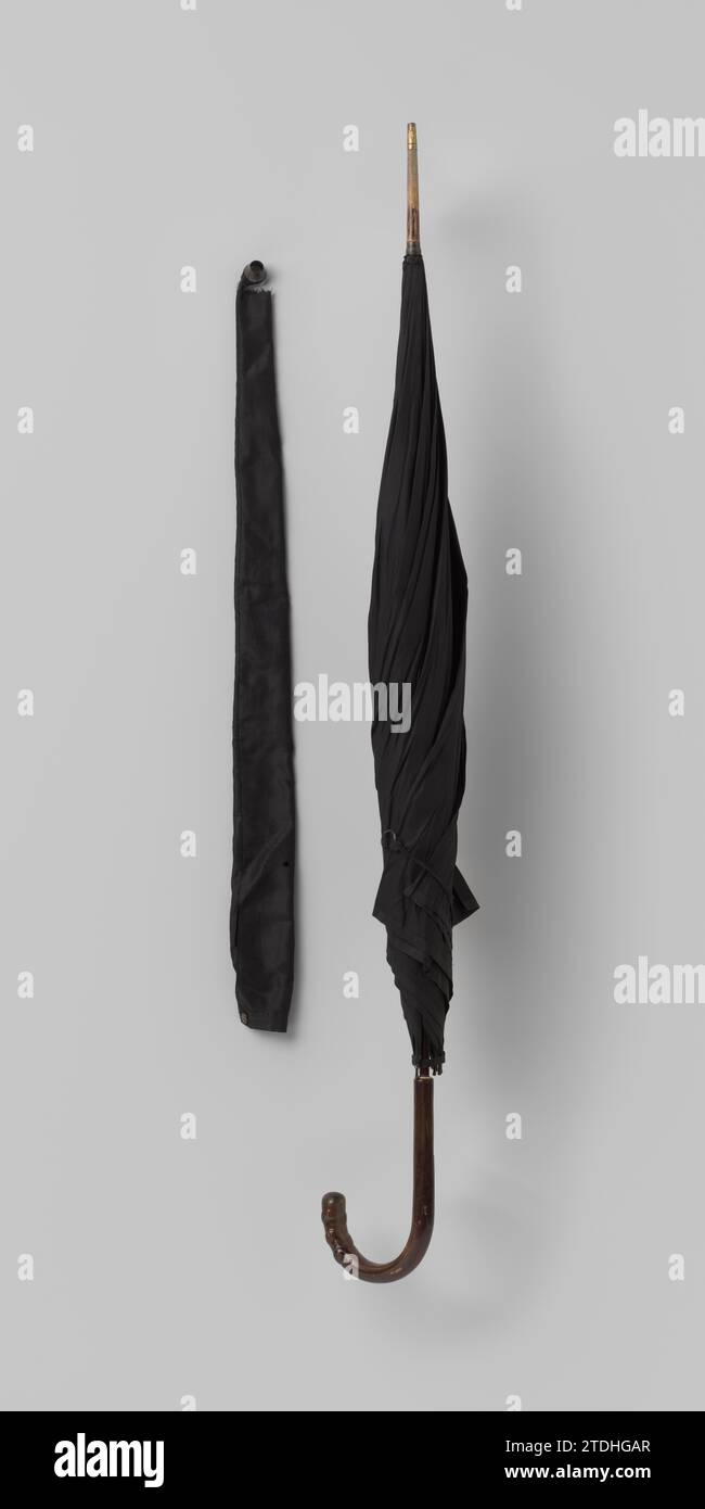 Ombrello con ponte di seta nera semplice, su bastoncino di metallo su ...