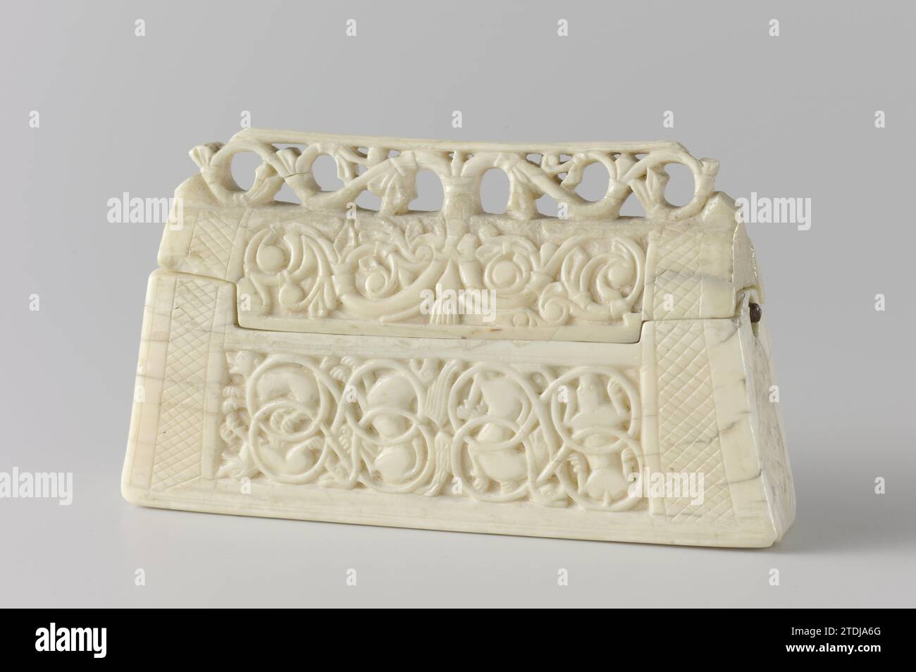 Reliquiario, anonimo, c. 1125 la scatola affusolata presenta un'ombra a ...