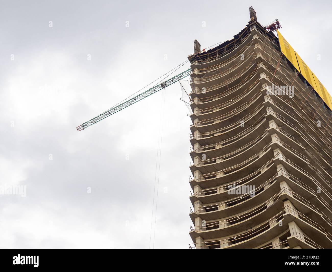 Costruzione moderna di un alto edificio. Cantiere e gru. Struttura in ...