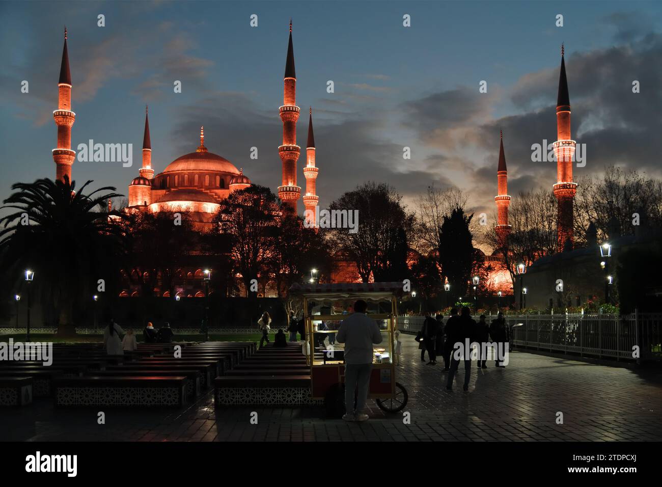 Istanbul, Turchia - 12 dicembre 2023: La Moschea Blu di notte. La ...