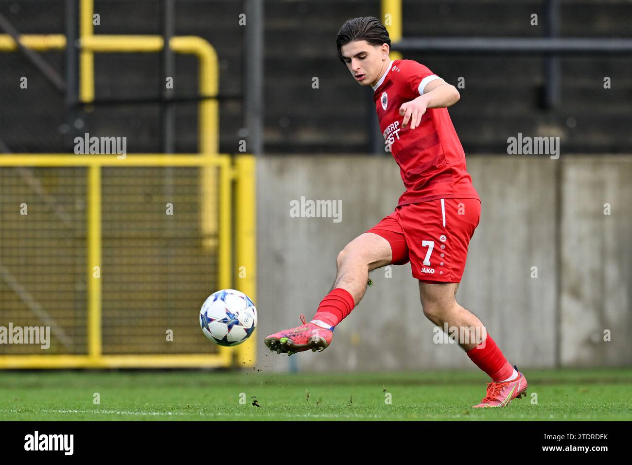 Lier, Belgio. 13 dicembre 2023. Alou Issa (7) di Anversa nella foto ...