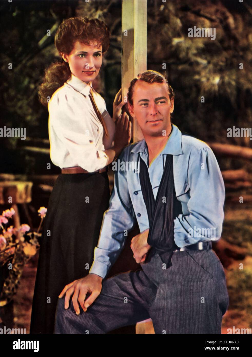 Alan Ladd e Brenda Marshall appaiono insieme in una scena di Whispering ...