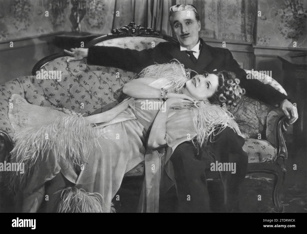 Charlie Chaplin e Martha Raye sono i protagonisti della commedia oscura ...