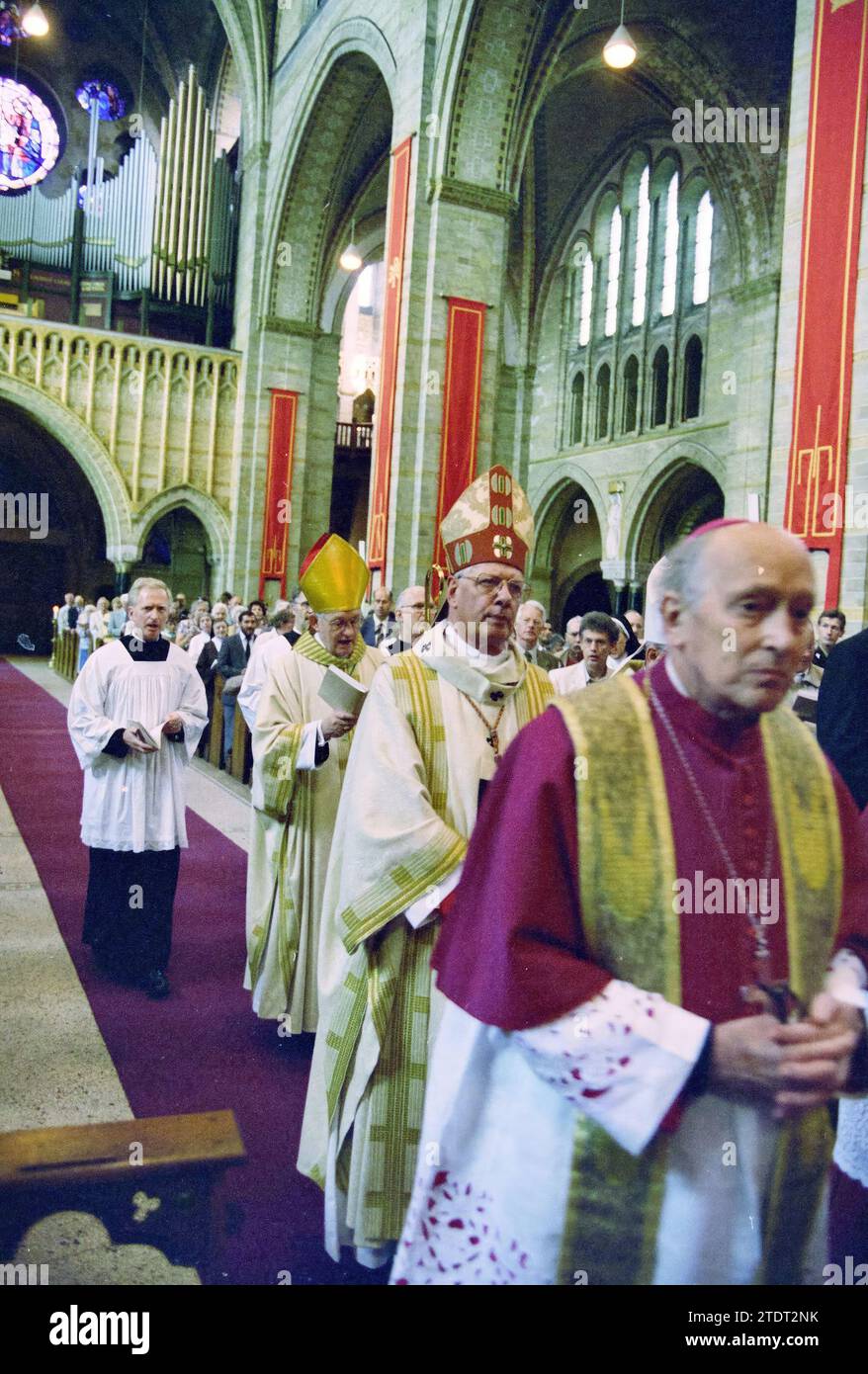 Il vescovo Simonis, Bomers e Wiertz ordinano Jos Punt come vescovo ...