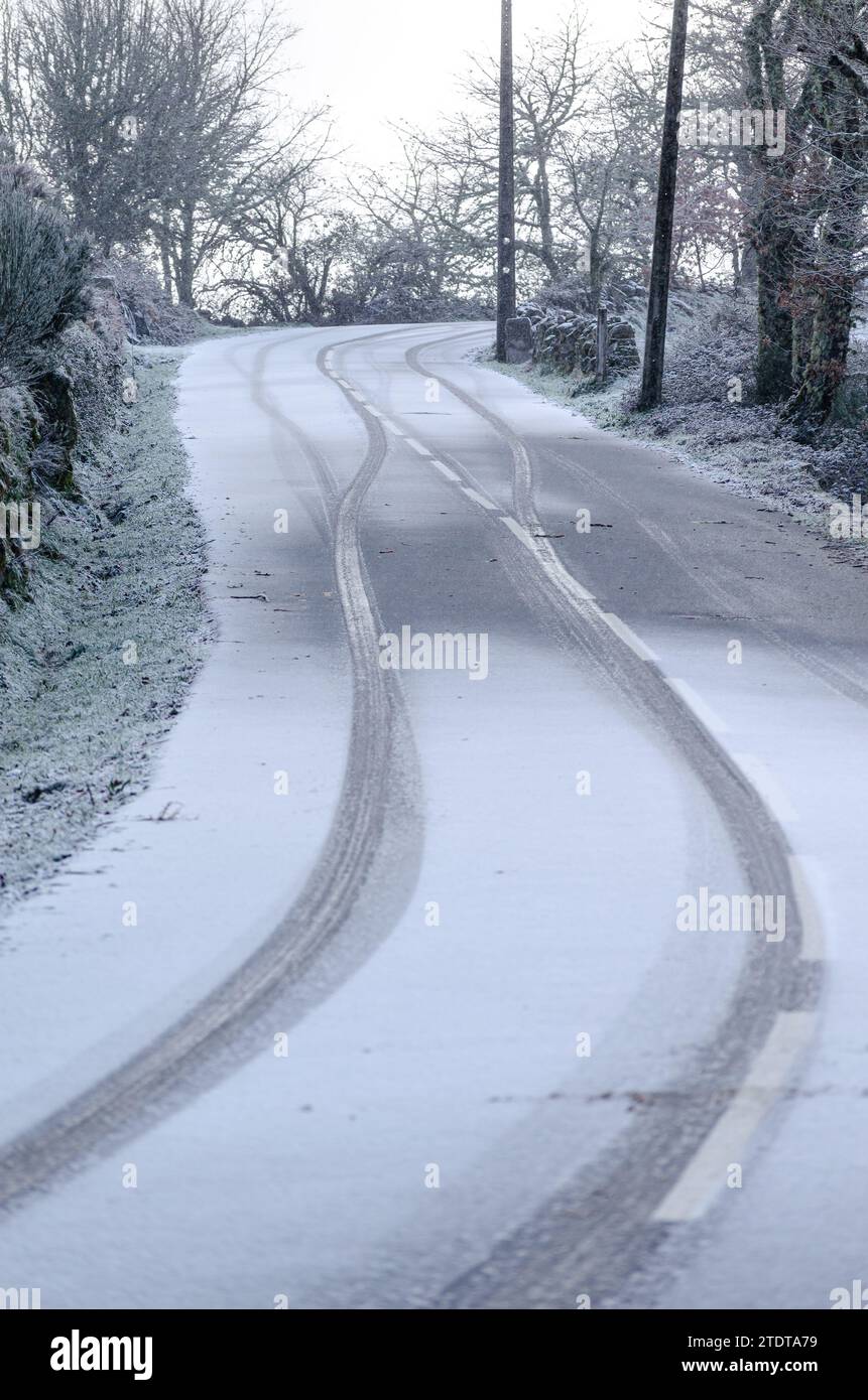 Segni bianchi su strada immagini e fotografie stock ad alta risoluzione ...