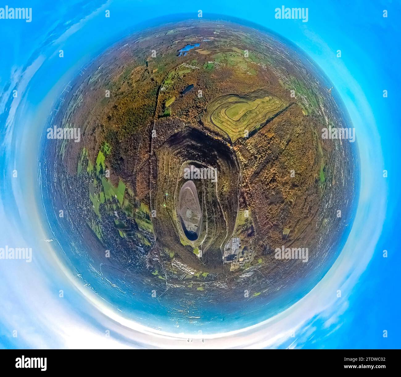 Circondato da alberi decidui autunnali immagini e fotografie stock ad ...