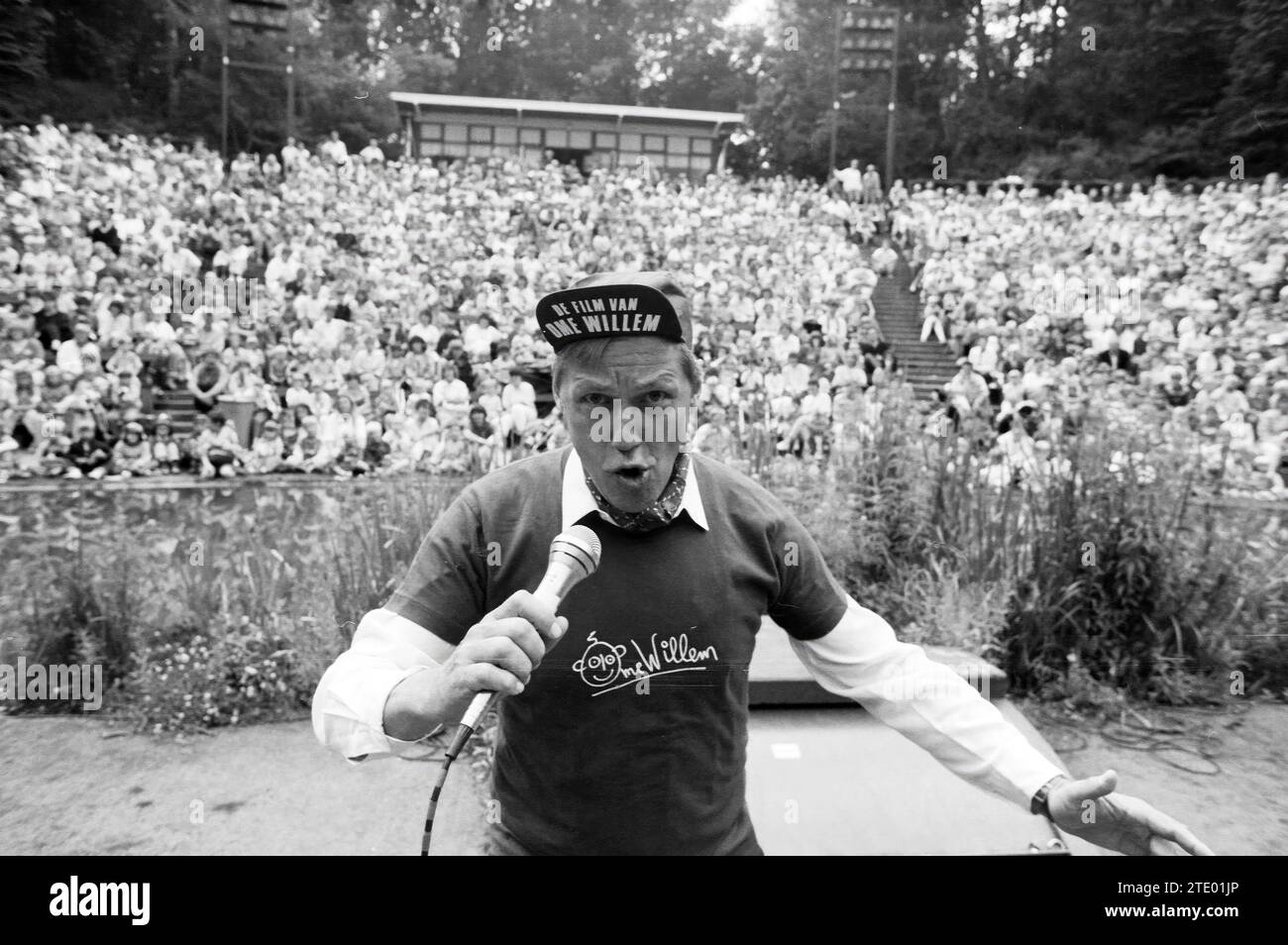 Edwin Rutten interpreta Uncle Willem; Children's show, Bloemendaal ...