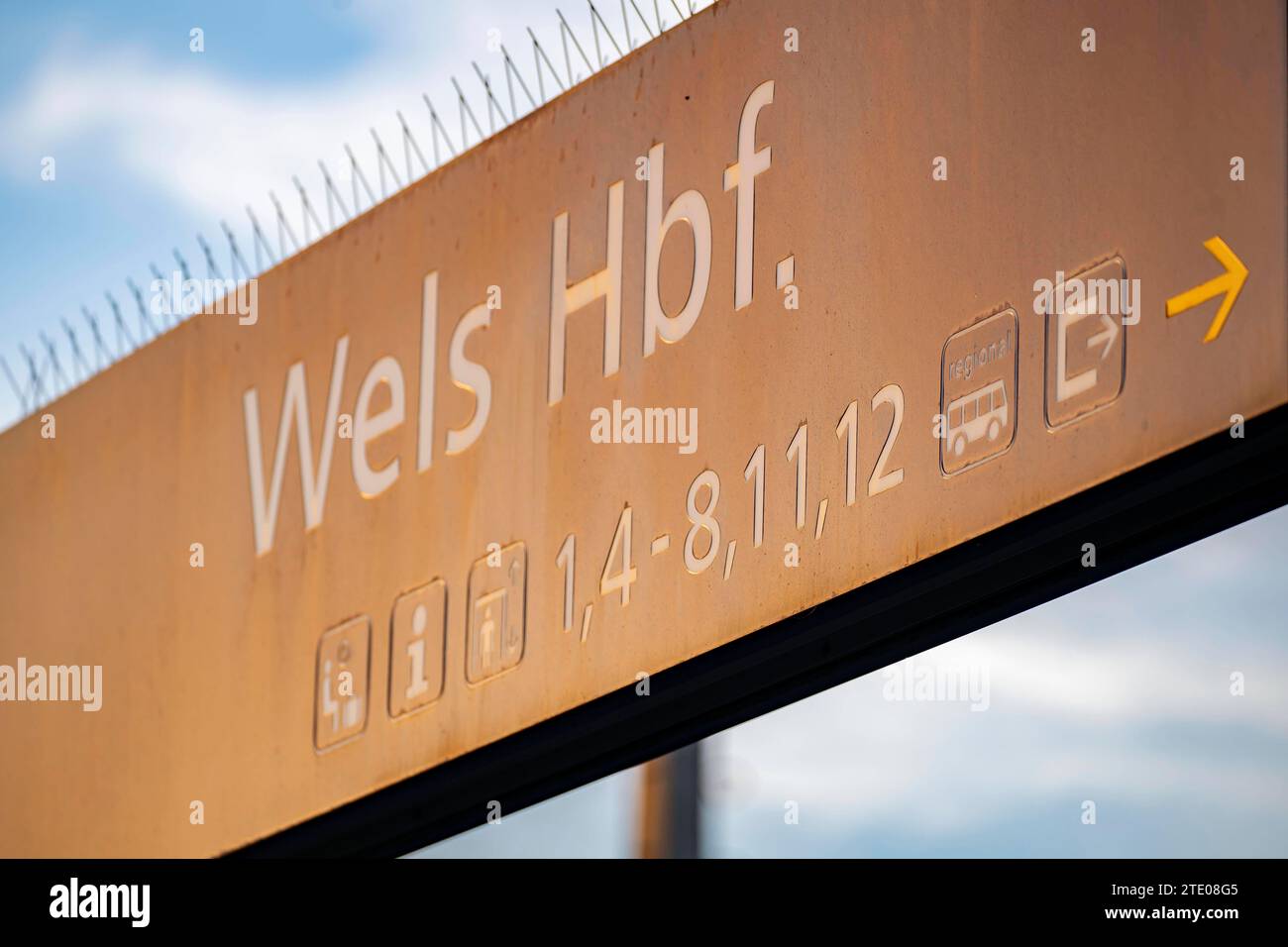 Wels, Österreich. 19) Dezember 2023. Aeroporto Schild mit der ...