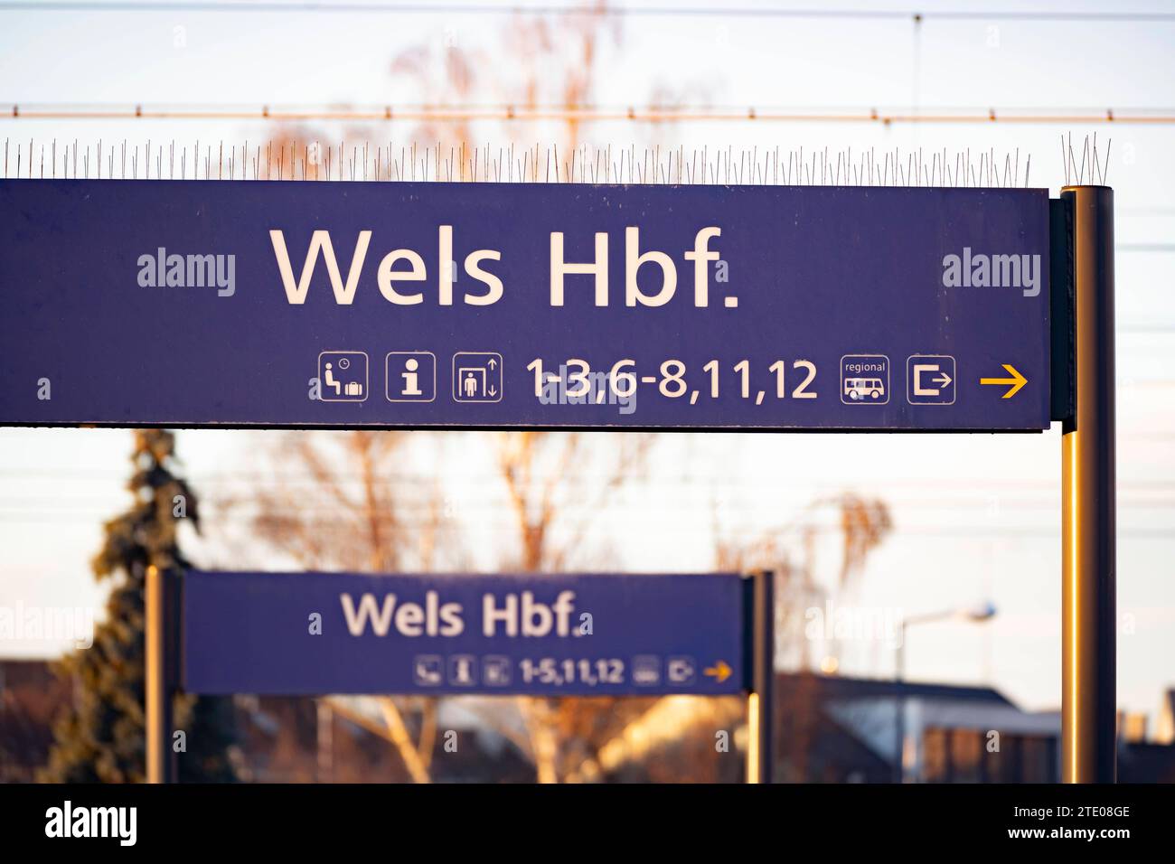 Wels, Österreich. 19) Dezember 2023. Aeroporto Schild mit der ...