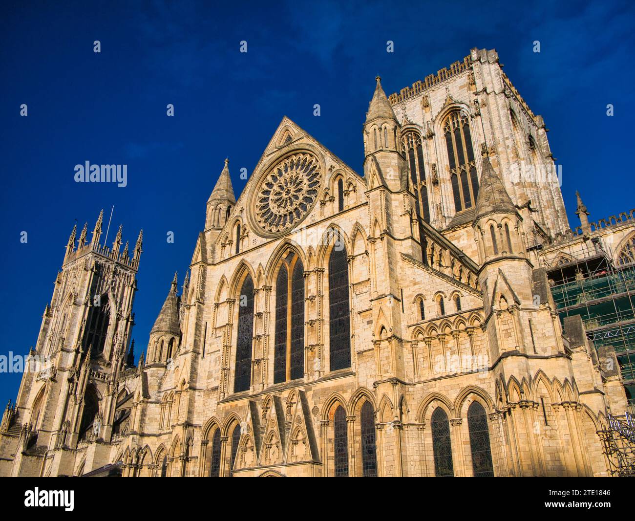 York, Regno Unito - 24 novembre 2023: Il transetto sud e la Torre di ...