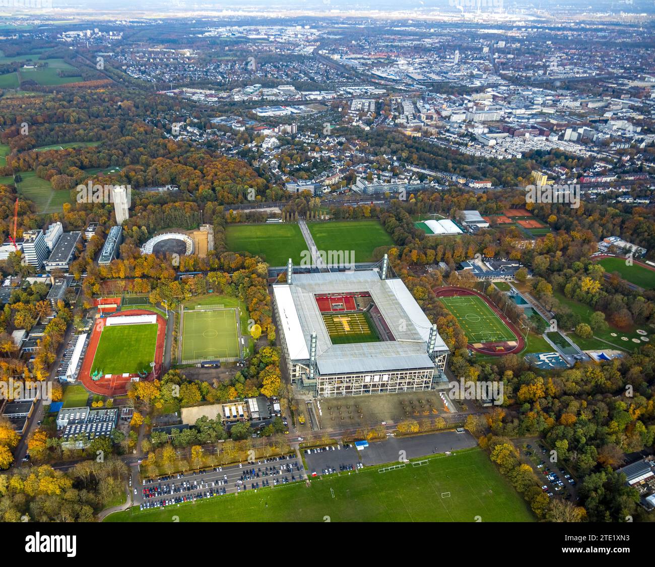 Vista aerea, stadio della Bundesliga RheinEnergieStadion di 1 FC Köln ...