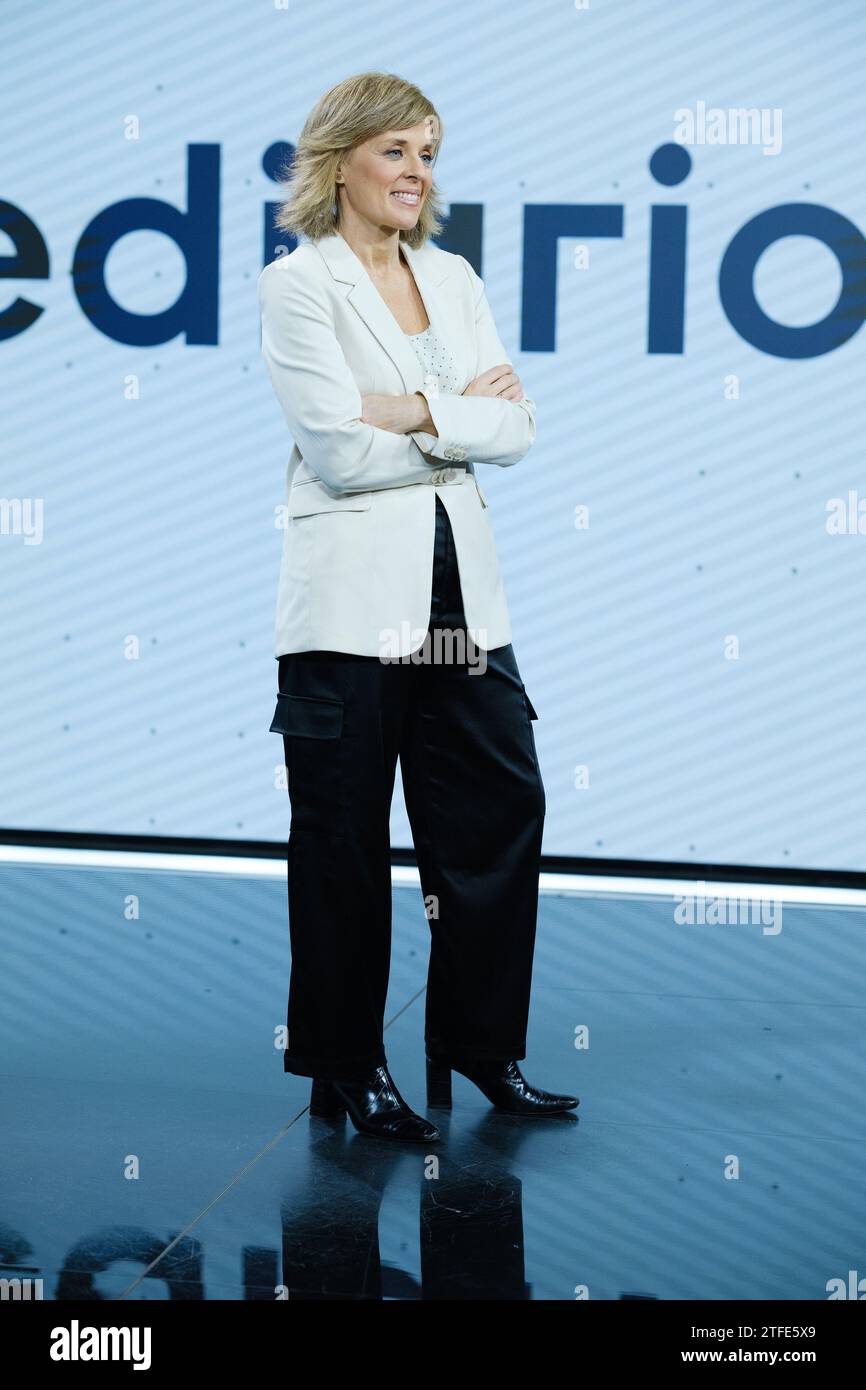 La giornalista Marta Carazo pone per i media la nuova presentatrice ...