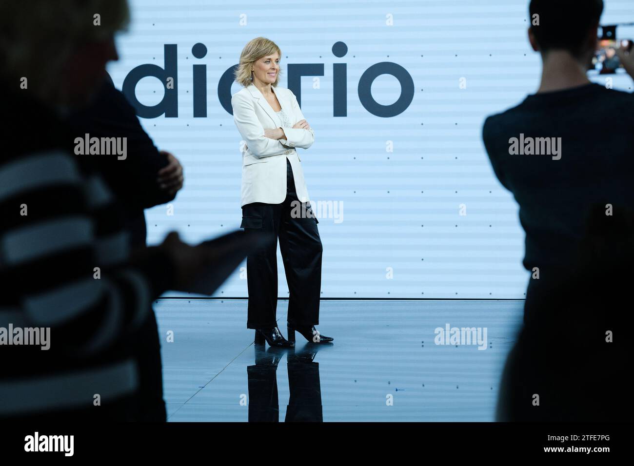 La giornalista Marta Carazo pone per i media la nuova presentatrice ...