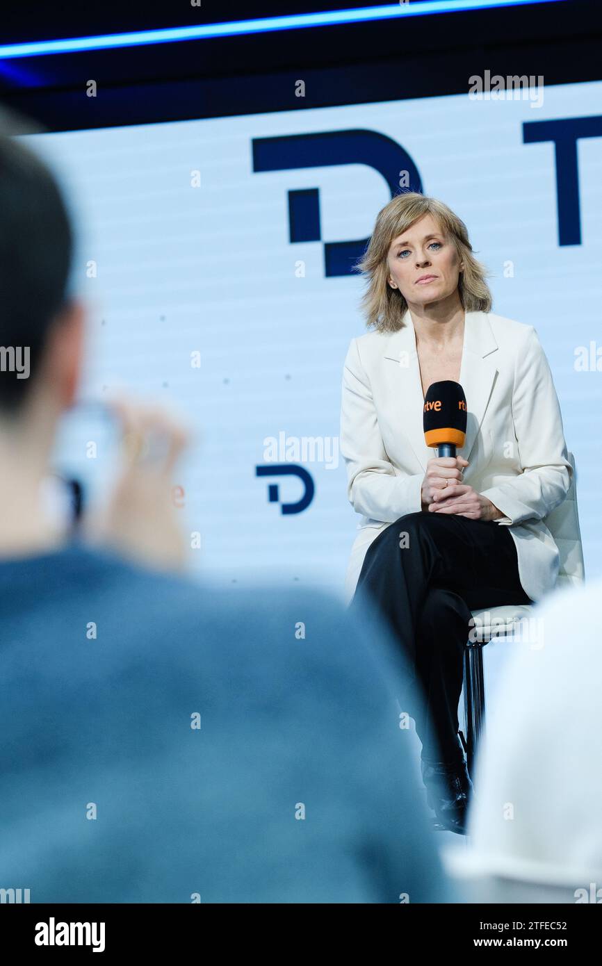 La giornalista Marta Carazo pone per i media la nuova presentatrice ...