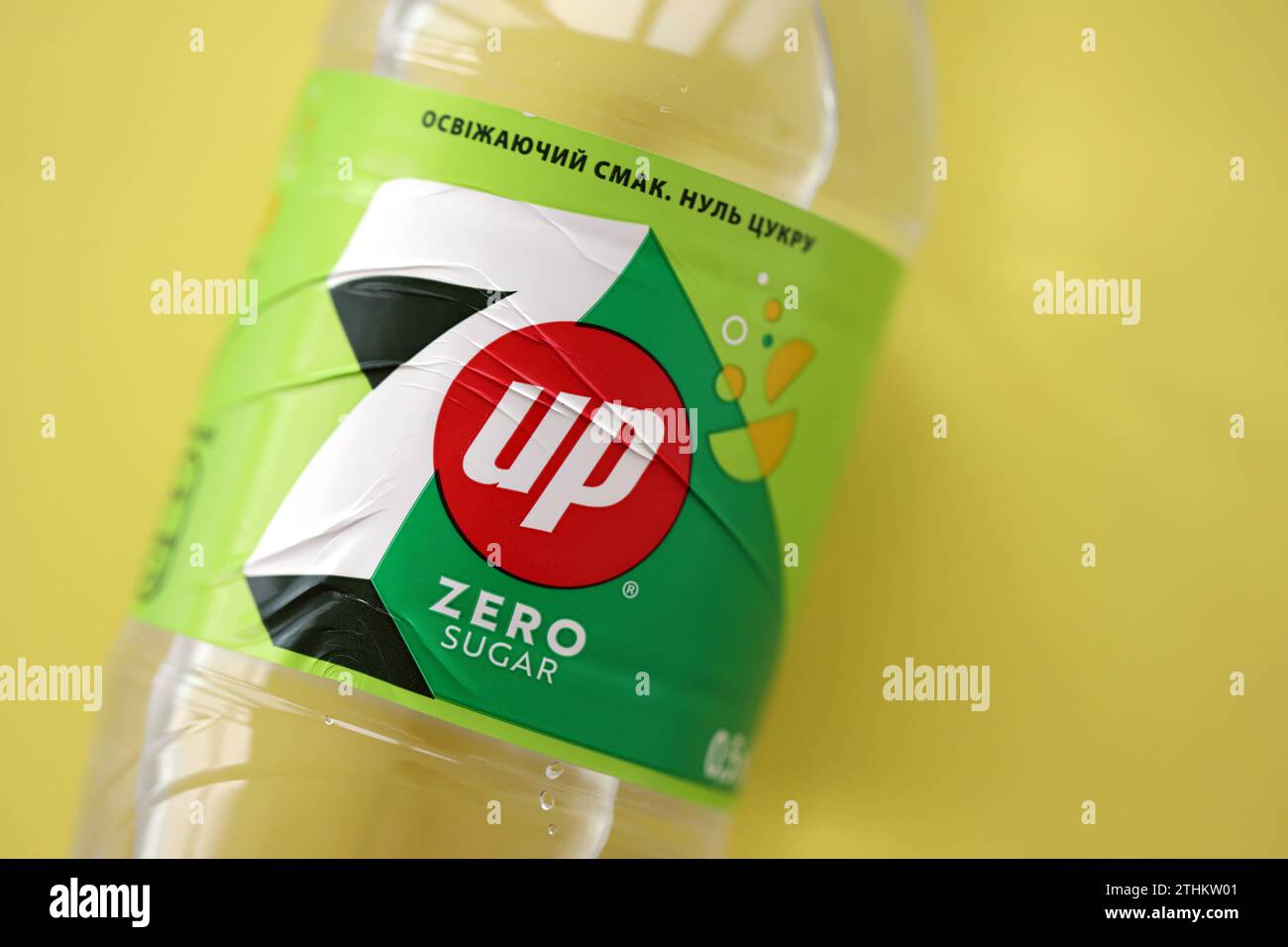 KIEV, UCRAINA - 31 OTTOBRE 2023 bottiglia di plastica 7up 0,5 litri di ...