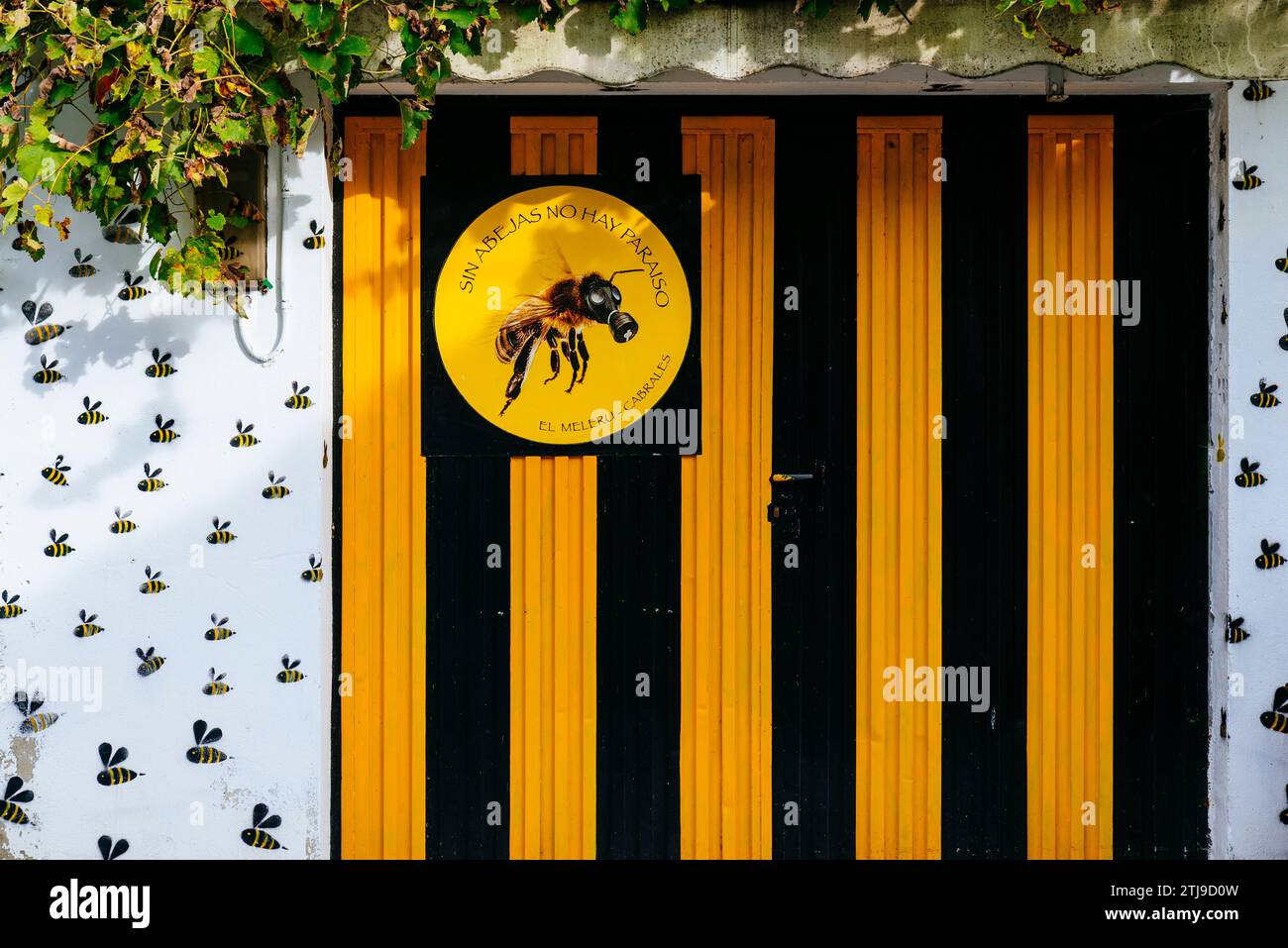 Iconografia sulla facciata di un negozio di miele. Las Arenas, Cabrales ...