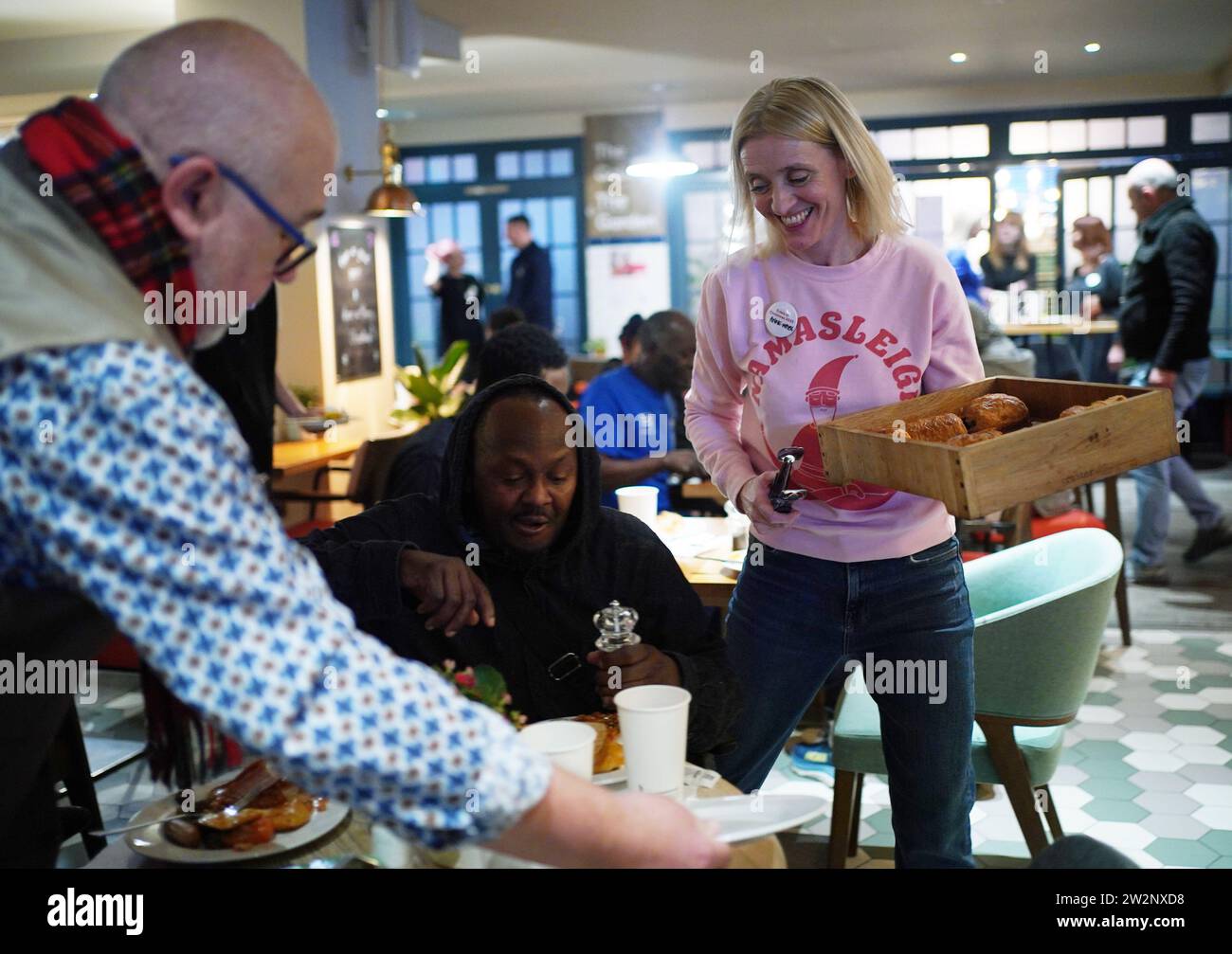 Anne-Marie Duff e Cliff Parisi si uniscono ai volontari in un hotel nel ...