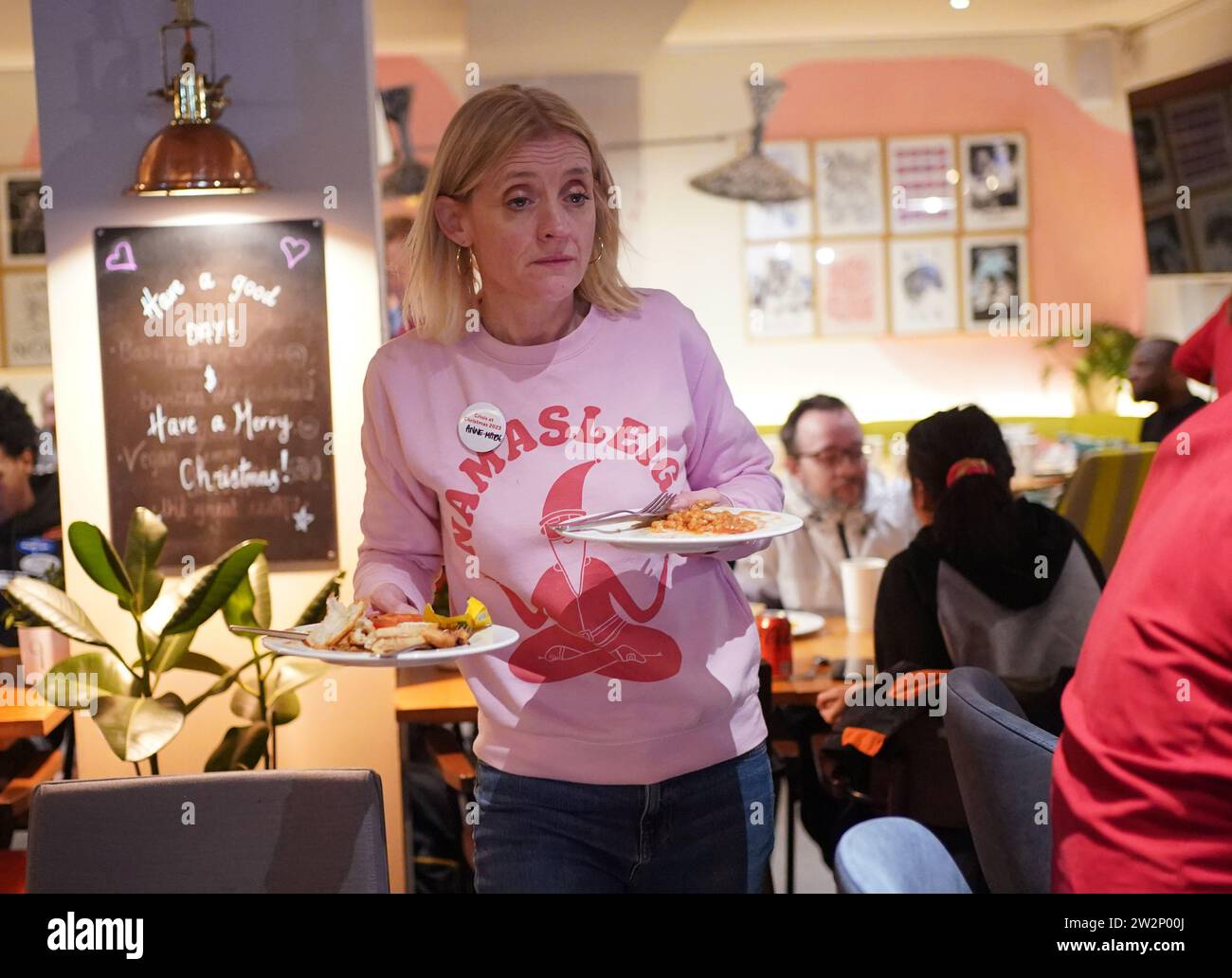 Anne-Marie Duff si unisce ai volontari in un hotel nel centro di Londra ...