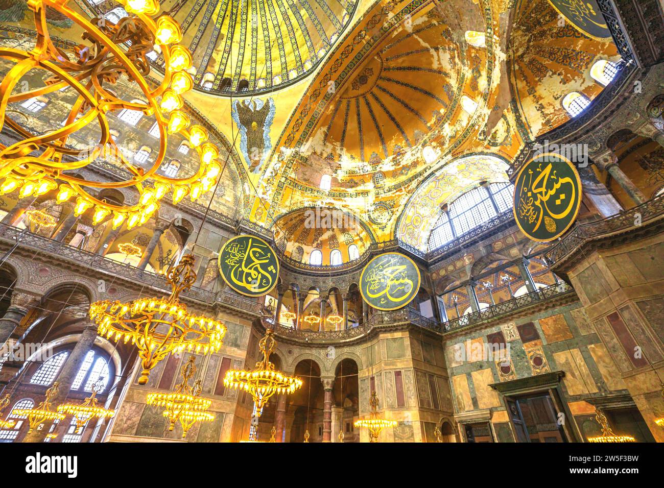 Istanbul, Turchia - 1 agosto 2023: Interno della moschea di Santa Sofia ...