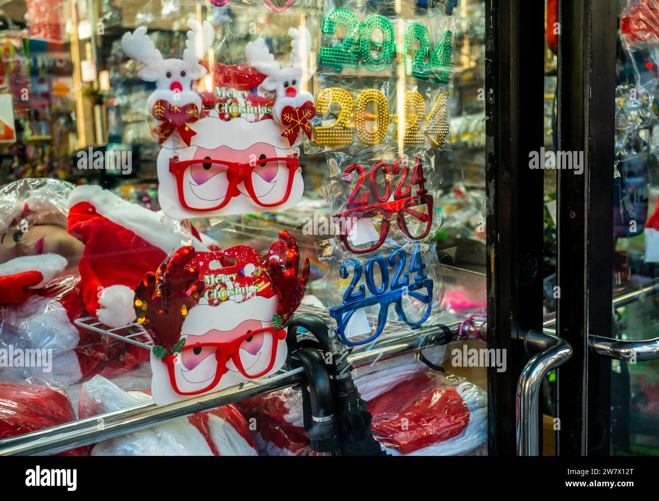 Un negozio di souvenir a New York espone una selezione di occhiali di ...