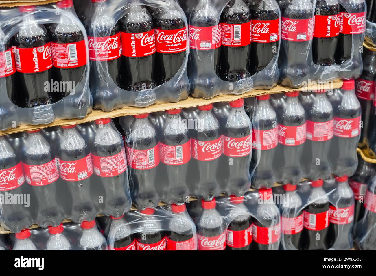 Imballaggio di bottiglie di plastica Coca-Cola in film su pallet per la ...