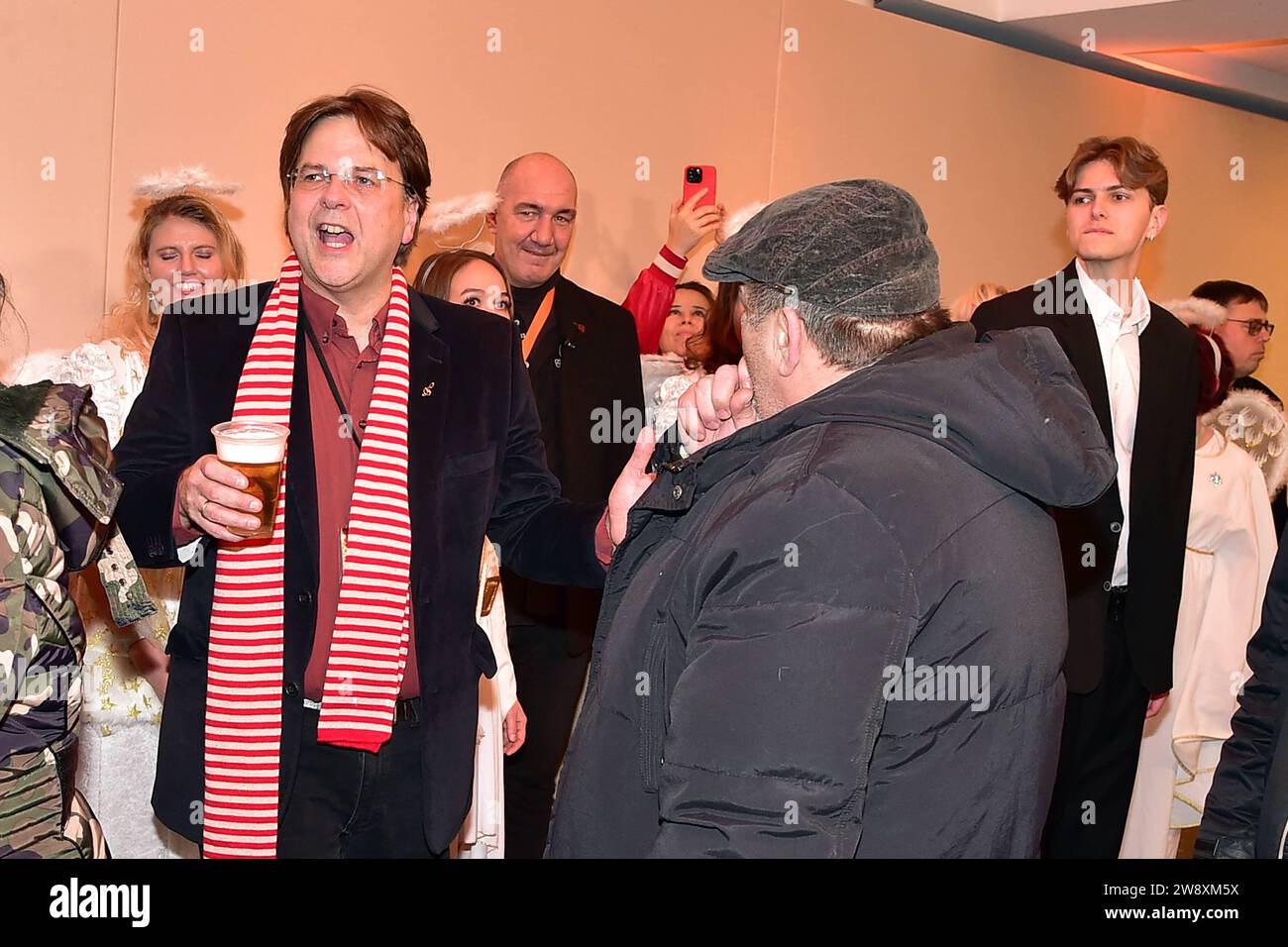 29. Weihnachtsfest für Obdachlose Marcus Zander mit Sohn Elias ...