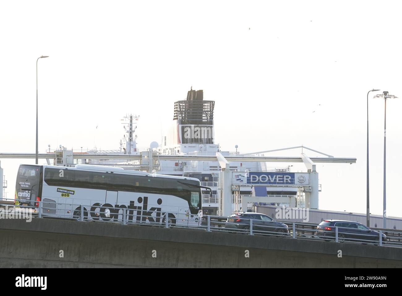 Le code per i traghetti al porto di dover nel Kent, mentre le persone ...