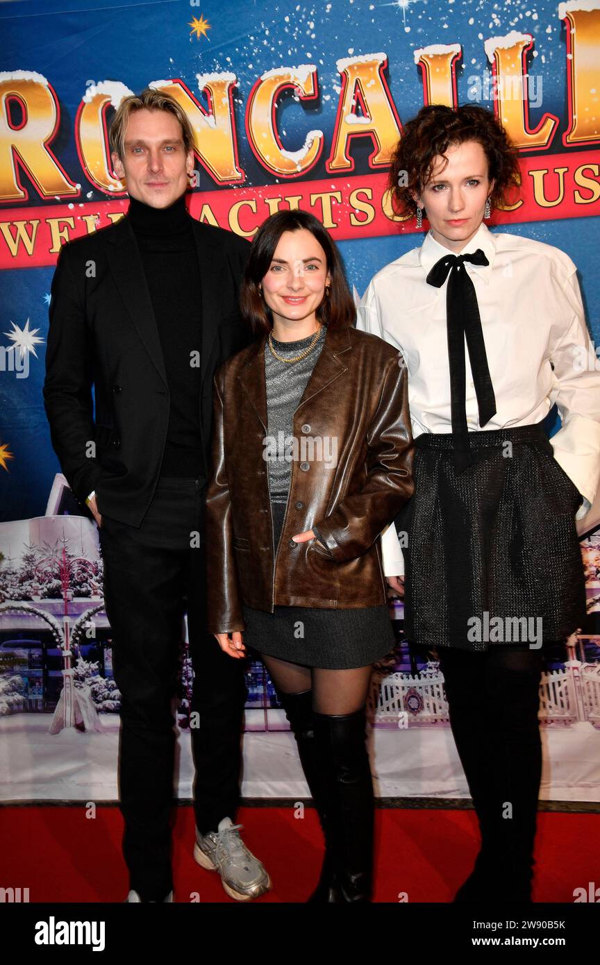 Daniel Sträßer, Paula Schramm und Gast bei der Premiere des 19. Roncalli Weihnachtscircus im ...