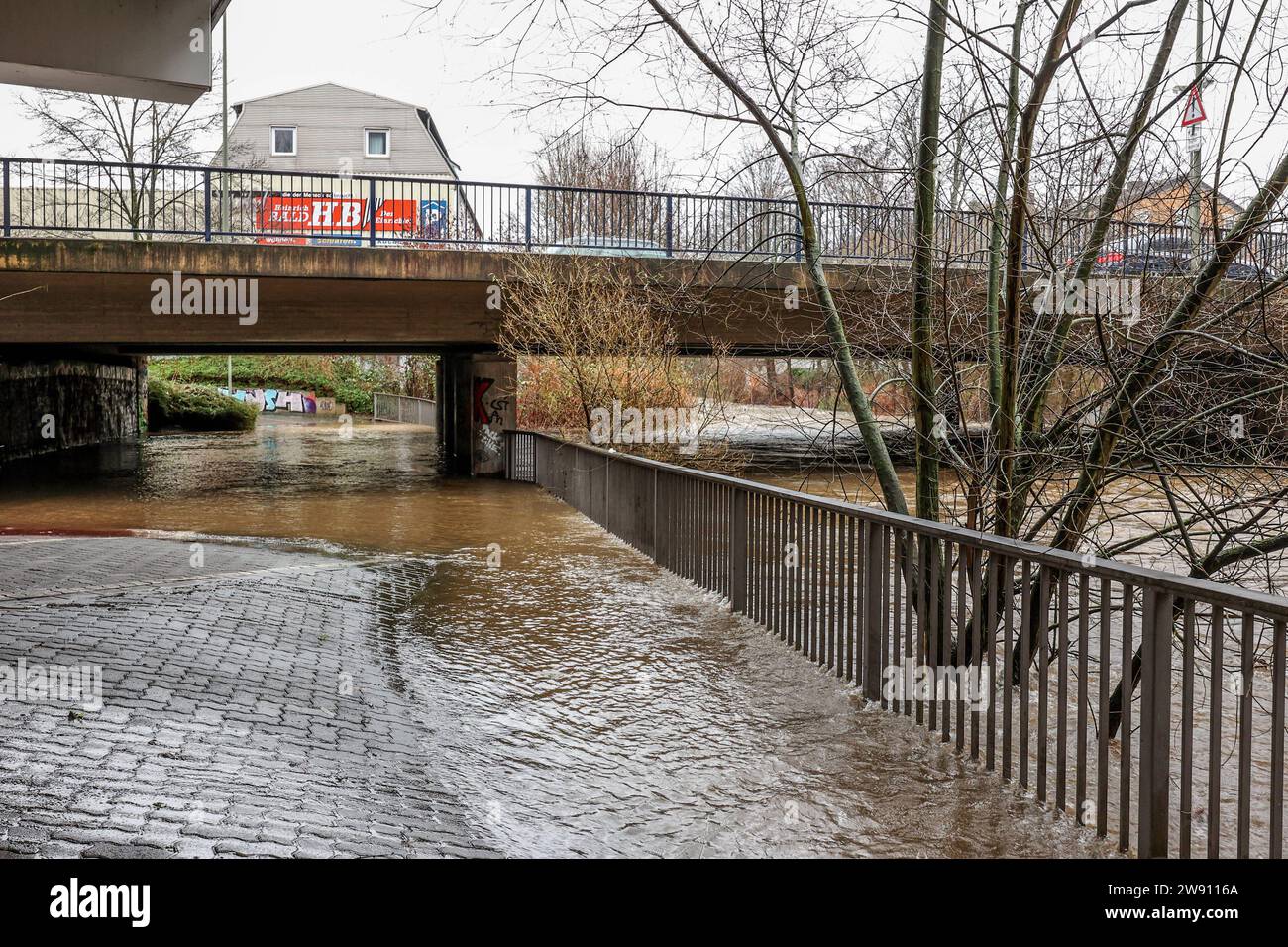 Der Dauerregen Hat die Sieg ueber über die Ufer wie hier in der Stadt ...