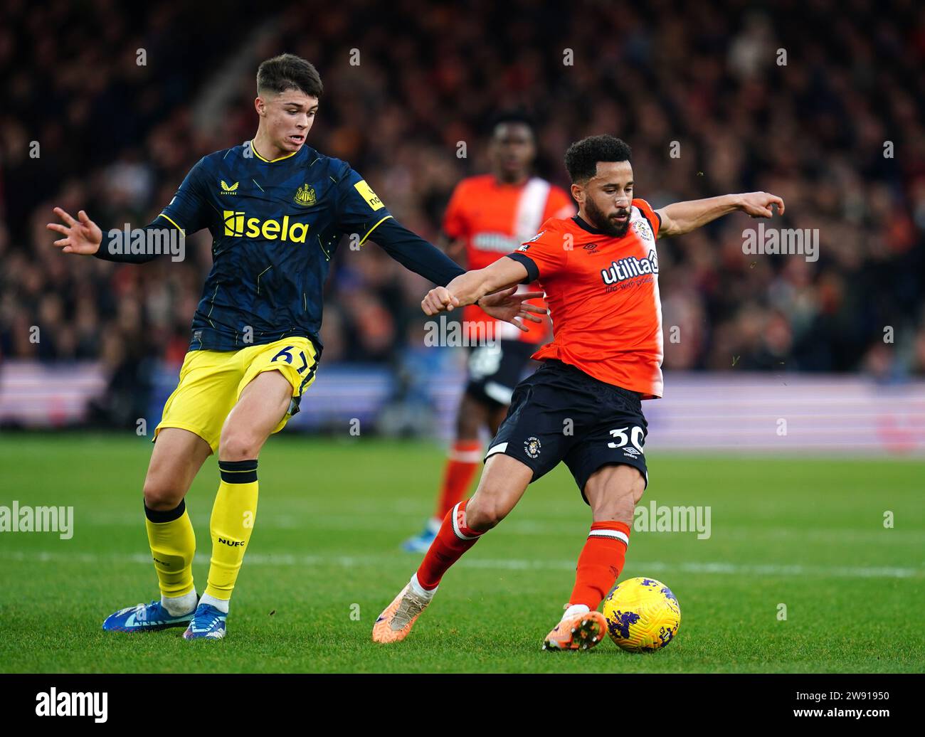 Andros Townsend di Luton Town (a destra) e Lewis Miley del Newcastle ...