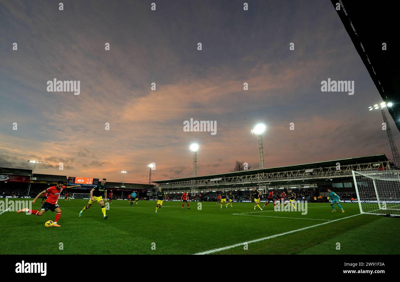 Andros Townsend di Luton Town attraversa la palla durante la partita di ...