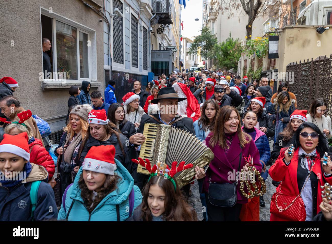 24 dicembre 2023: Yani Demircioglu, il preside del liceo greco Zografyon, ha suonato la ...
