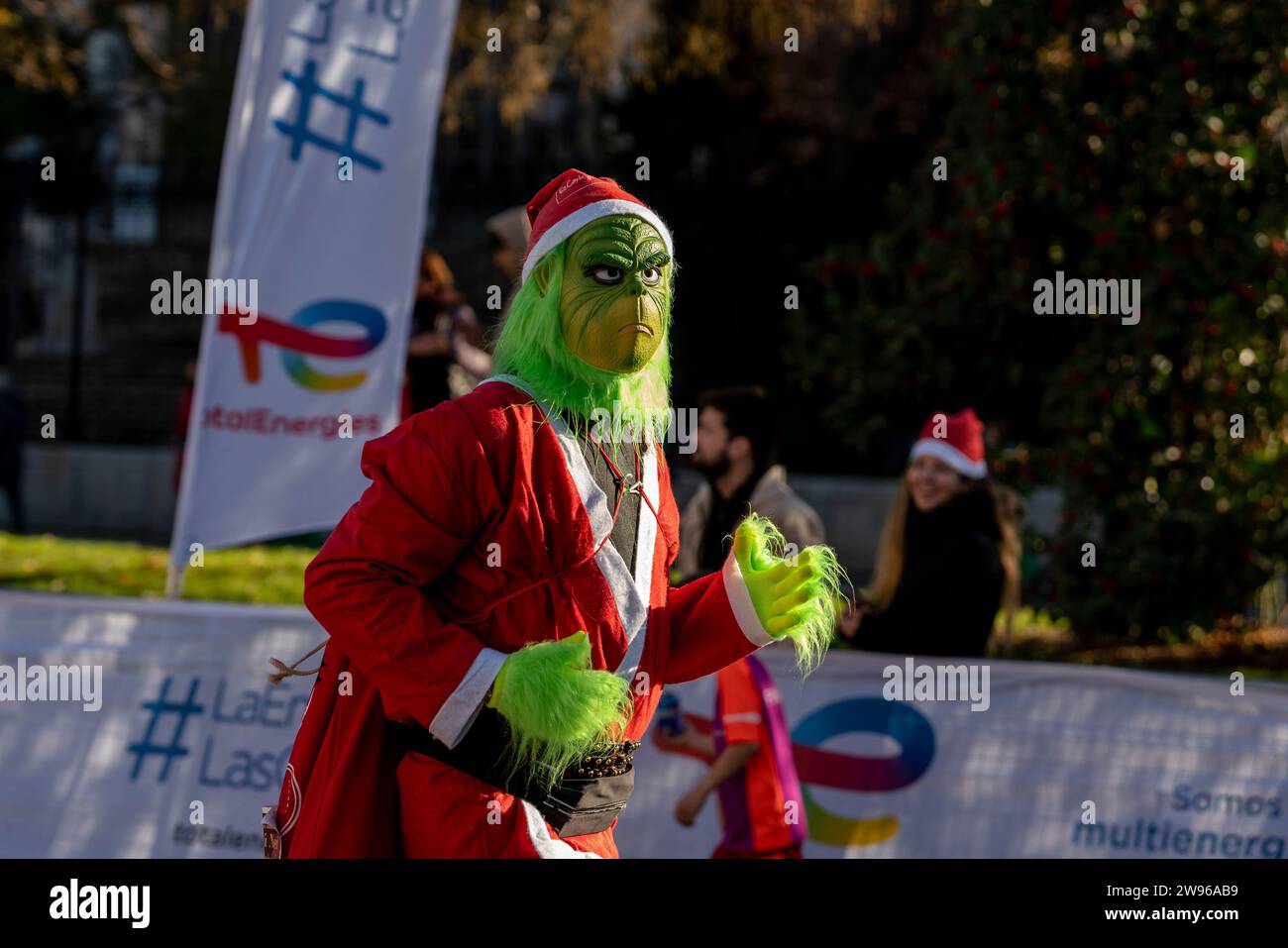 Una persona vestita da Grinch corre durante la tradizionale corsa ...