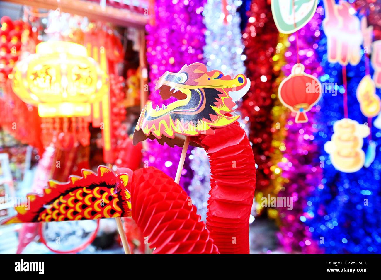 QINGDAO, CINA - 25 DICEMBRE 2023 - le bambole dell'anno del Drago sono ...