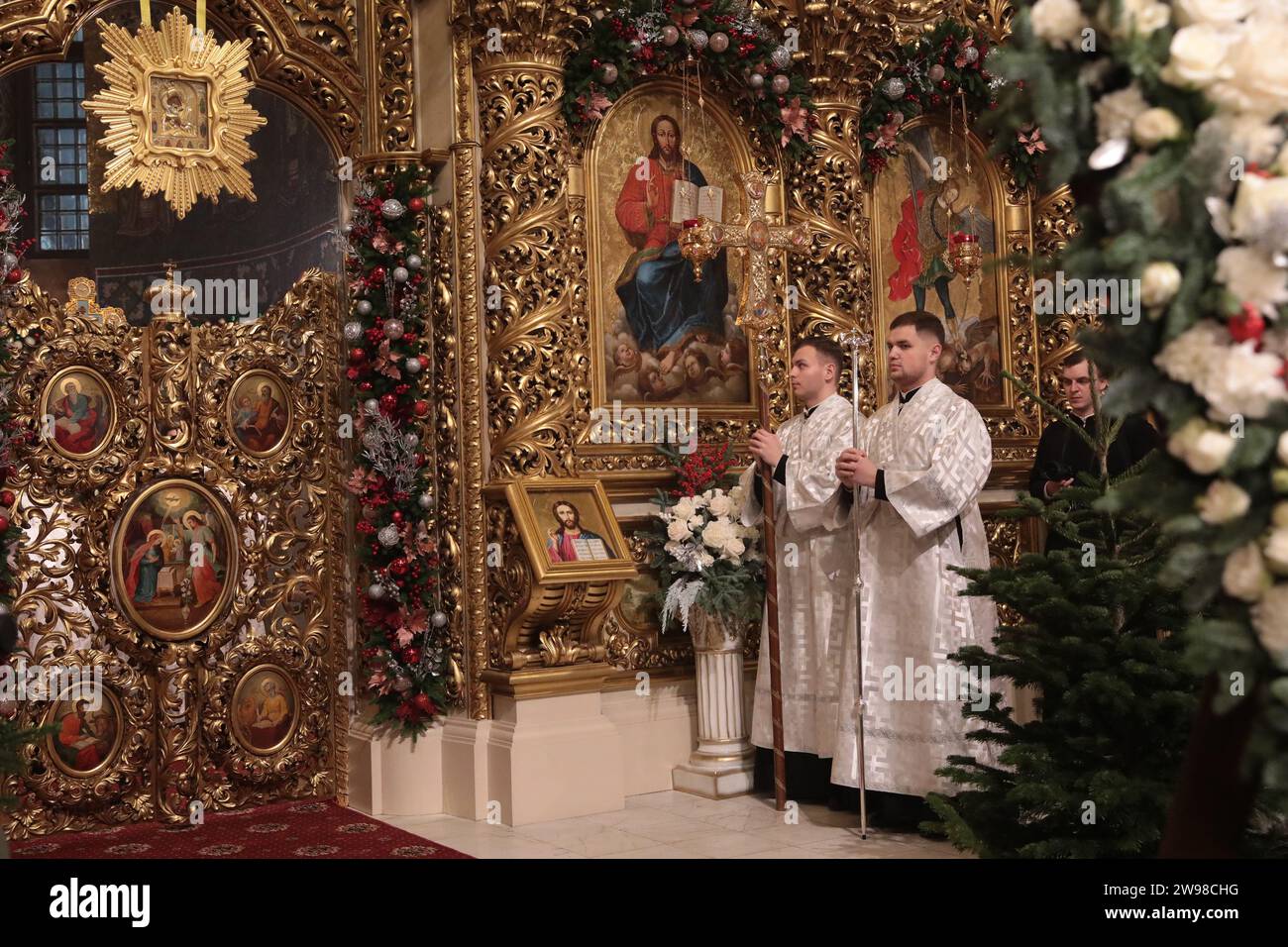 Non esclusiva: KIEV, UCRAINA - 24 DICEMBRE 2023 - i sacerdoti conducono ... Non esclusiva: KIEV, UCRAINA - 24 DICEMBRE 2023 - i sacerdoti conducono ...