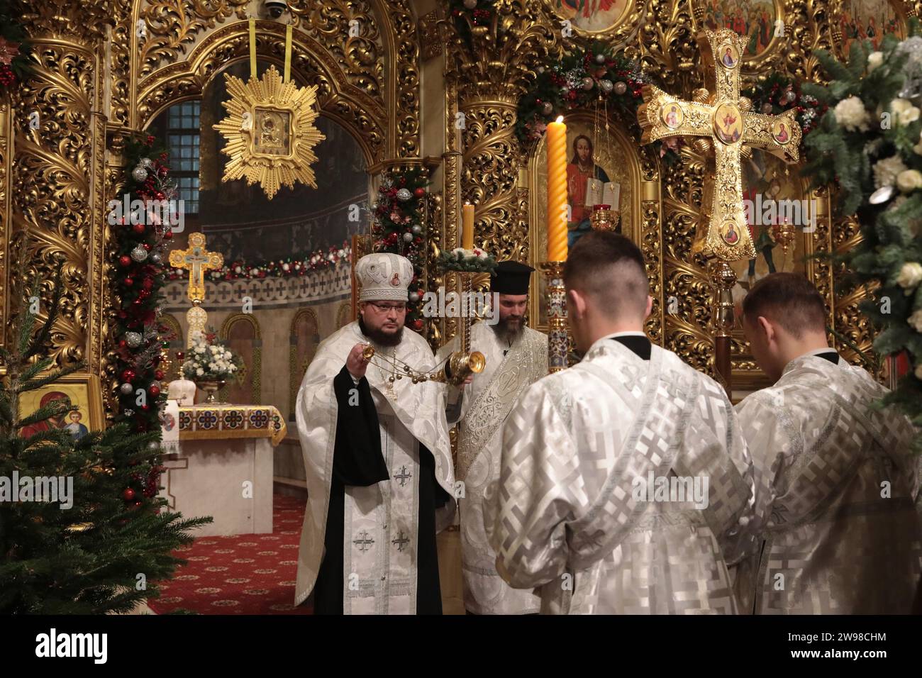Non esclusiva: KIEV, UCRAINA - 24 DICEMBRE 2023 - i sacerdoti conducono ... Non esclusiva: KIEV, UCRAINA - 24 DICEMBRE 2023 - i sacerdoti conducono ...