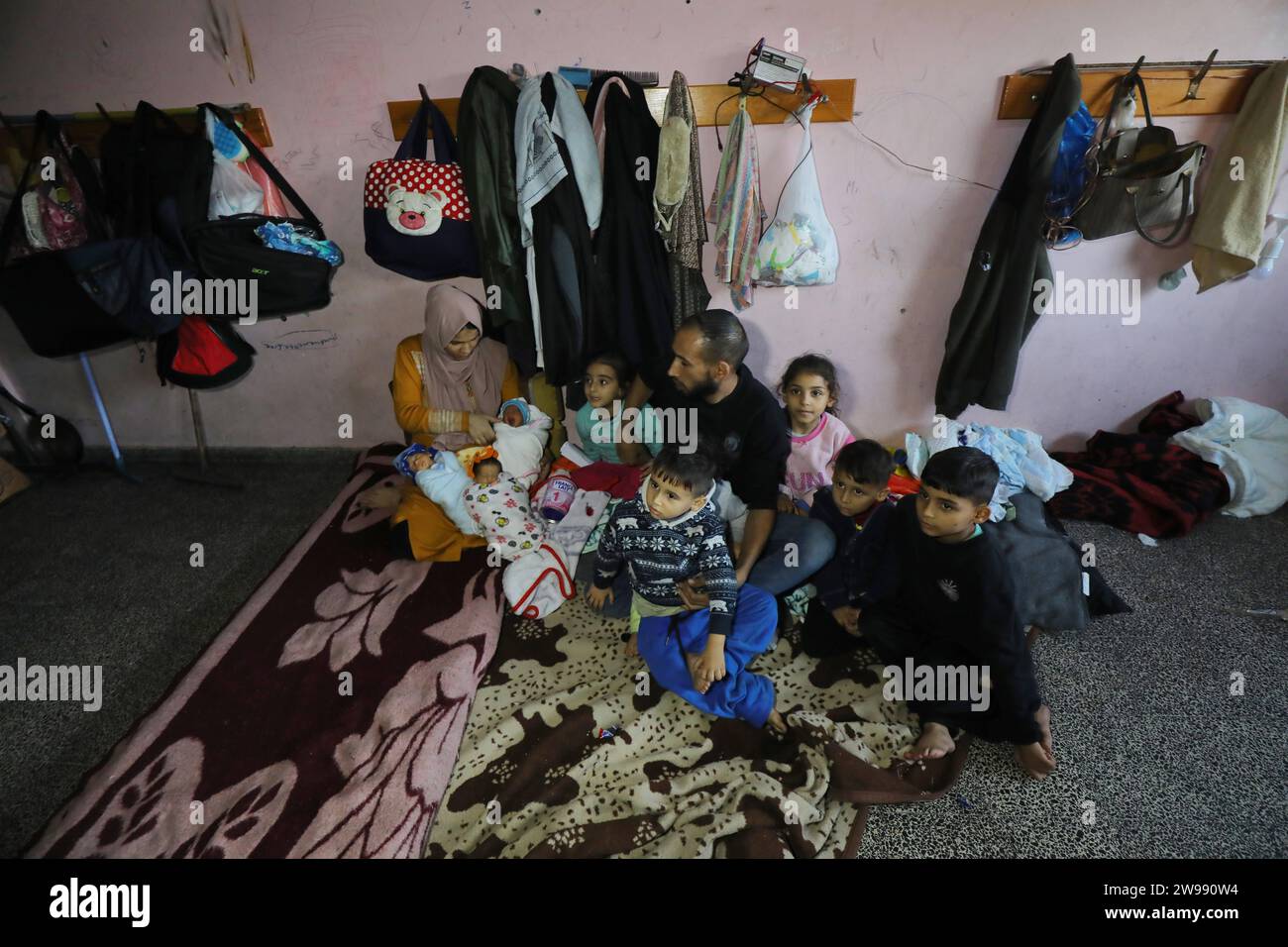 L'Iman palestinese sfollato al-Masri dà alla luce quadrupletti sfollati ...