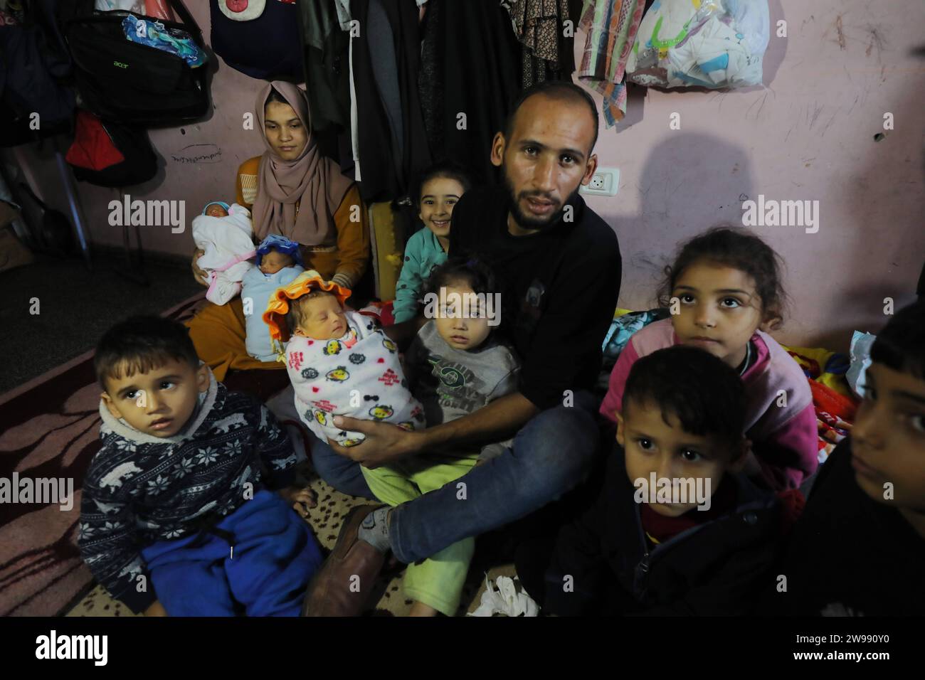 L'Iman palestinese sfollato al-Masri dà alla luce quadrupletti sfollati ...