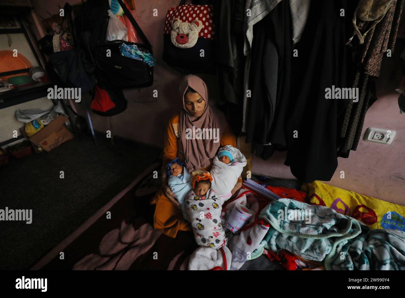 L'Iman palestinese sfollato al-Masri dà alla luce quadrupletti sfollati ...