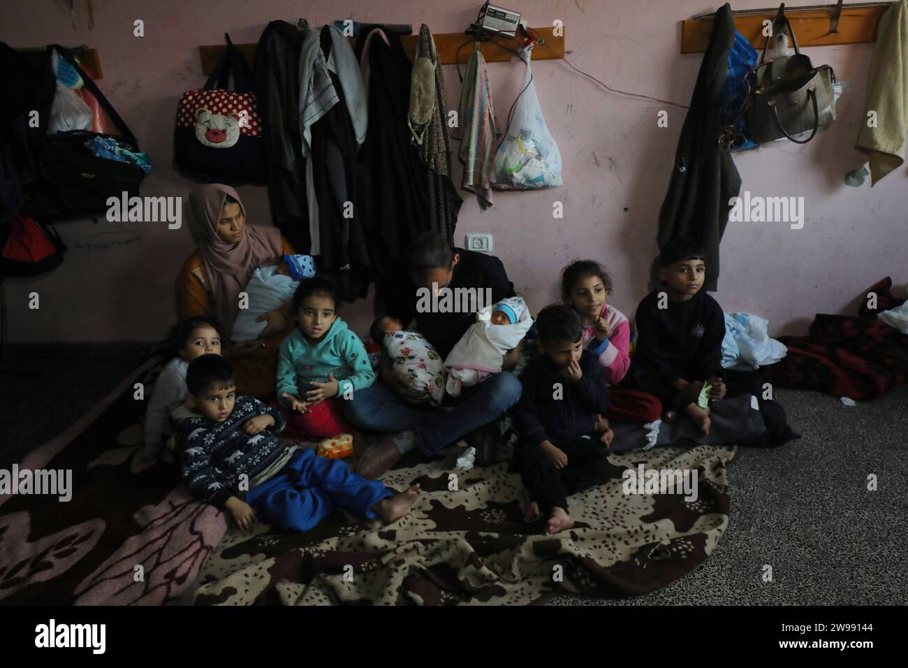 L'Iman palestinese sfollato al-Masri dà alla luce quadrupletti sfollati ...