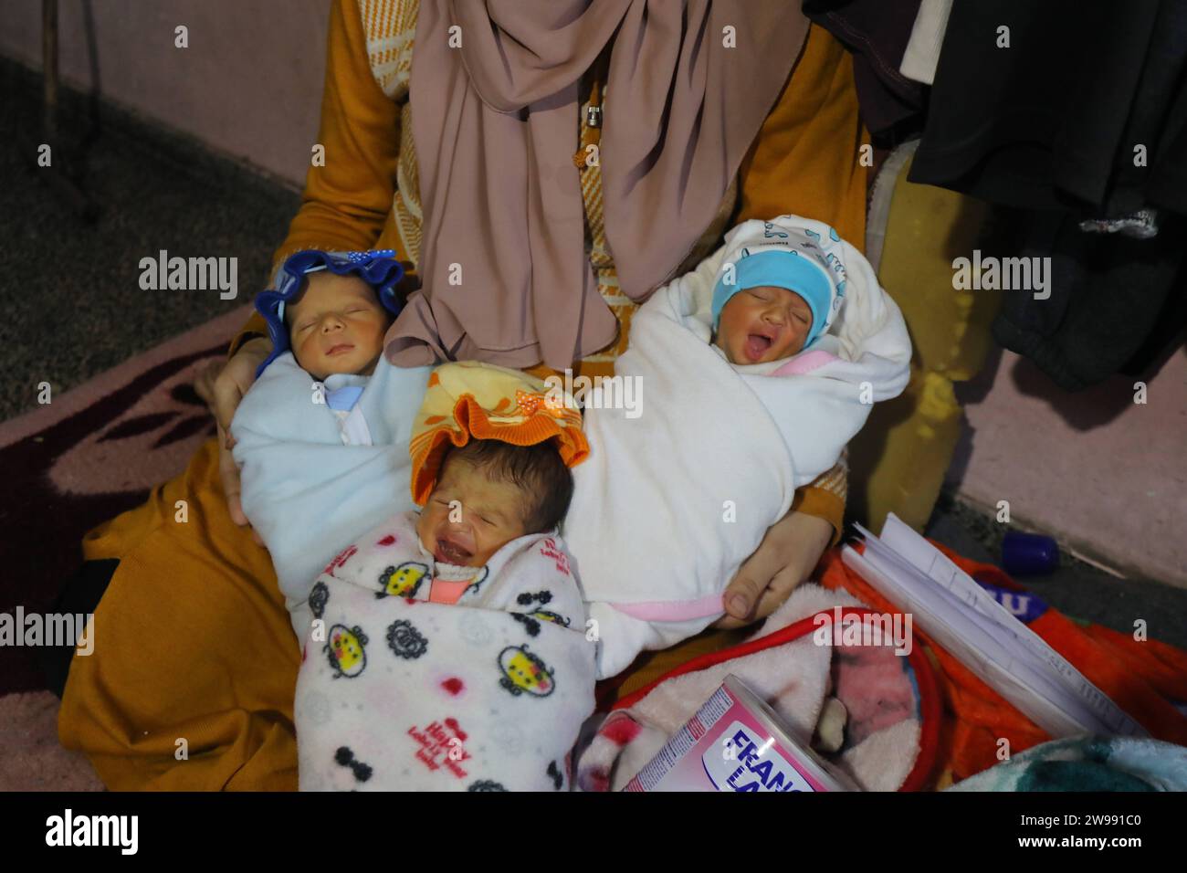 L'Iman palestinese sfollato al-Masri dà alla luce quadrupletti sfollati ...