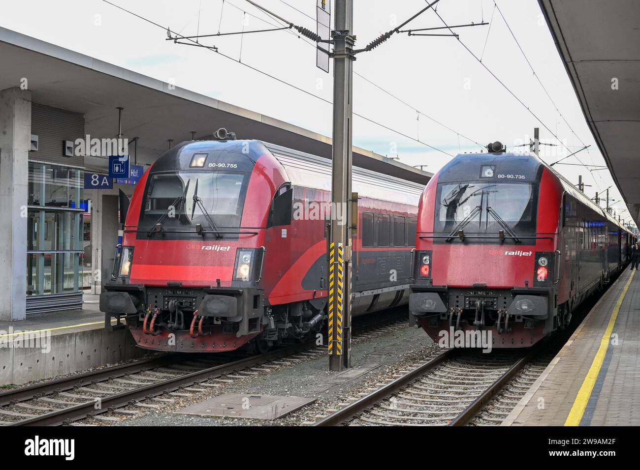 Hauptbahnhof Linz, Hauptbahnhof Linz, Bahnhofshalle, Bahnsteig 26.12. ...