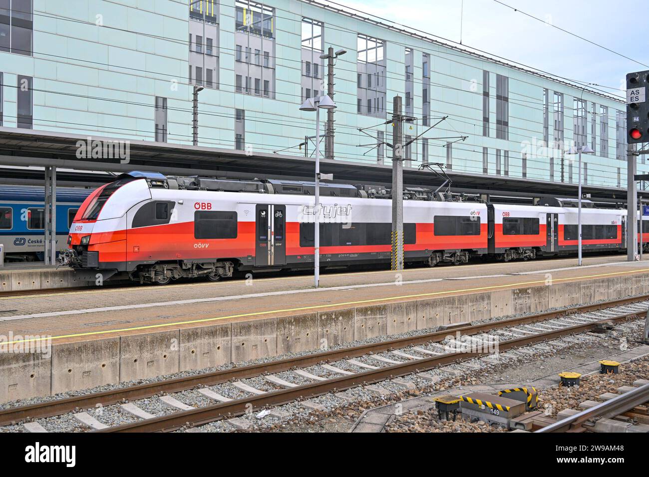 Hauptbahnhof Linz, Hauptbahnhof Linz, Bahnhofshalle, Bahnsteig 26.12. ...
