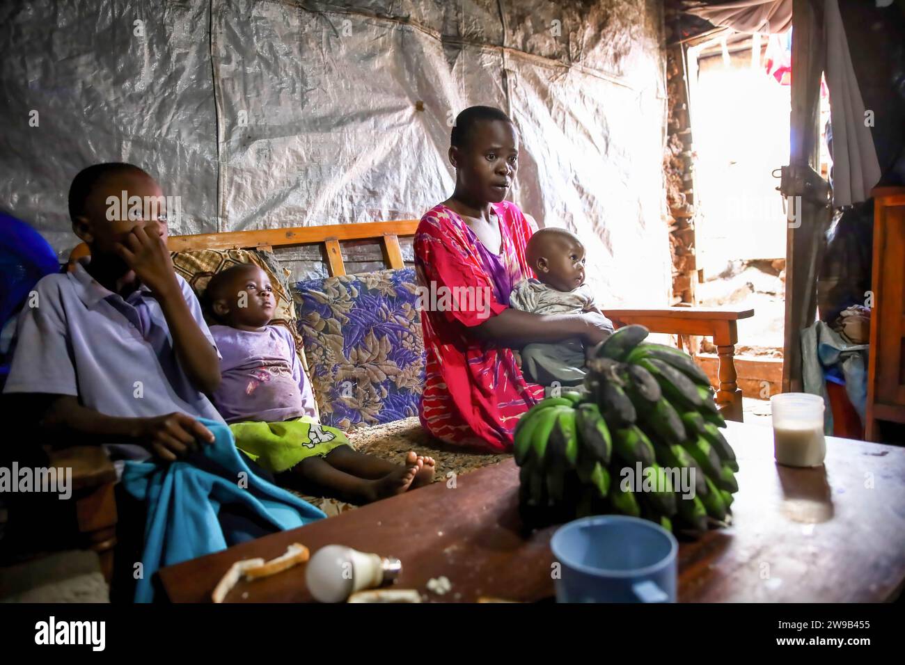 Lilian Atieno e i suoi figli visti seduti nella loro casa a Kibera Slum ...