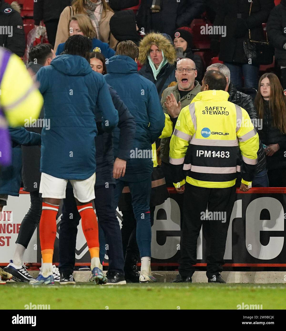 Un membro della folla con steward al fischio finale dopo la partita di ...
