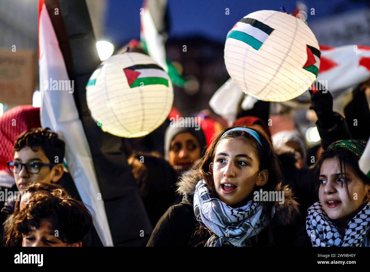 Demo pro Palestina, le famiglie palestinesi manifestano con i loro ...