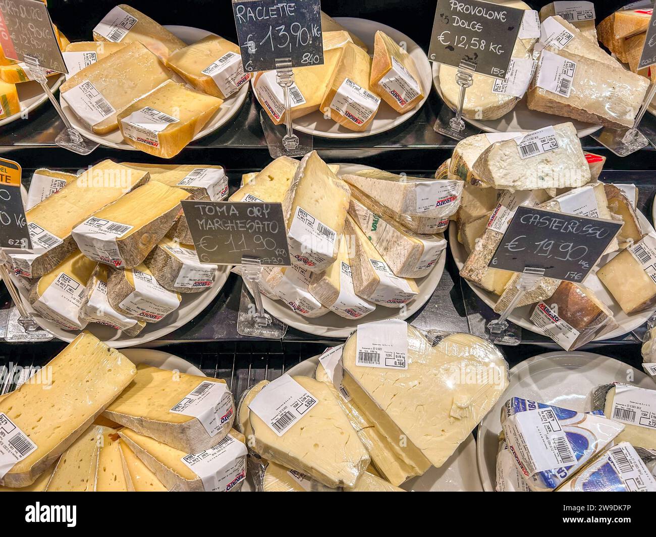 Italia - 24 dicembre 2023: Formaggi italiani di vario genere tagliati a ...