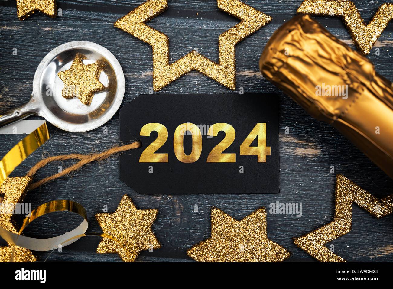 27 dicembre 2023: Saluti di Capodanno 2024 scritta d'oro su un cartello ...