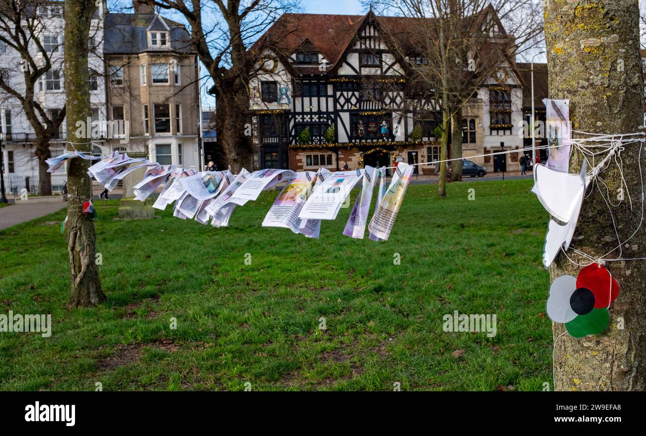 Poster nei Victoria Gardens di Brighton che mostrano coloro che hanno ...